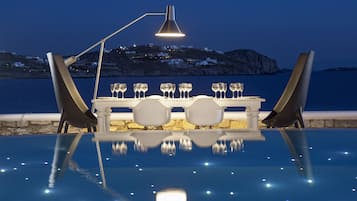 Pequenos-almoços, almoços, jantares servidos, com vista para a praia