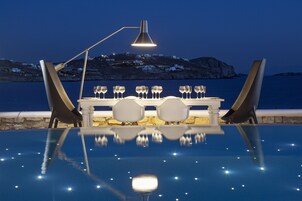 Pequenos-almoços, almoços, jantares servidos, com vista para a praia 