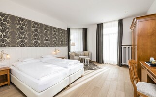 Quarto casal luxo, 1 cama de casal | Cofres nos quartos, escrivaninha, Wi-Fi de cortesia, roupa de cama