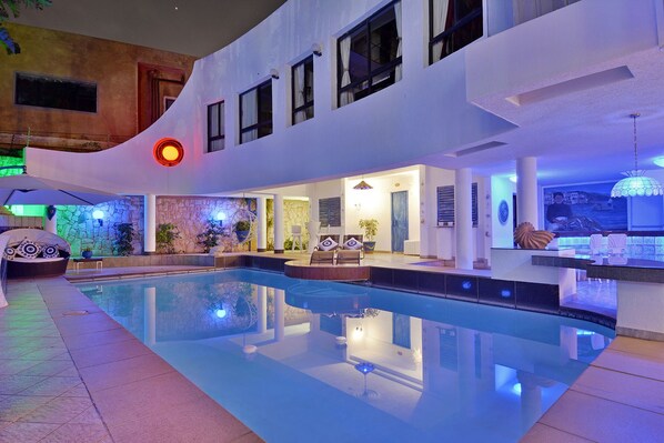 Piscina exterior, guarda-sóis, espreguiçadeiras