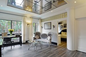 Deluxe with Spa Bath | Sala de estar | Televisor LED