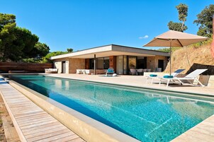 Vila luxo | Banheiro | Produtos de toalete biodegradáveis, secador de cabelo, chinelos 