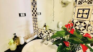 Quarto quádruplo | Banheiro | Produtos de toalete de grife, secador de cabelo, chinelos