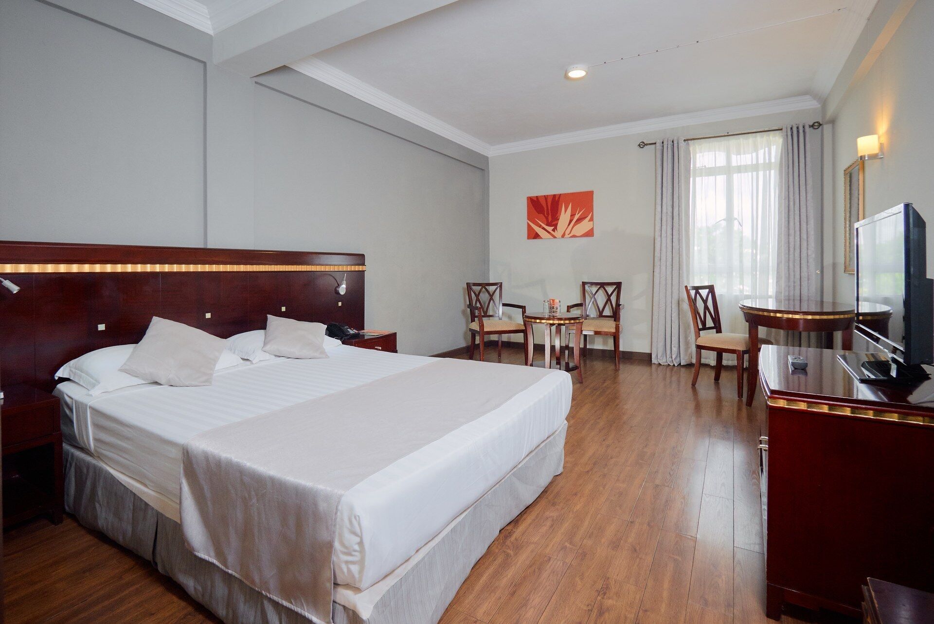 Cofres nos quartos, ferros/tábuas de passar roupa, Wi-Fi, roupa de cama
