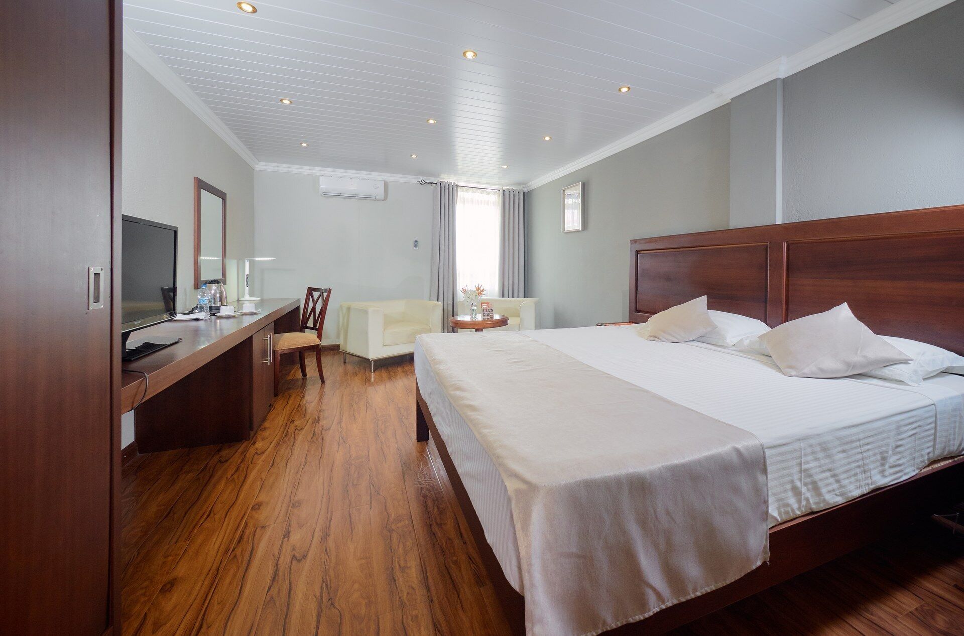 Cofres nos quartos, ferros/tábuas de passar roupa, Wi-Fi, roupa de cama