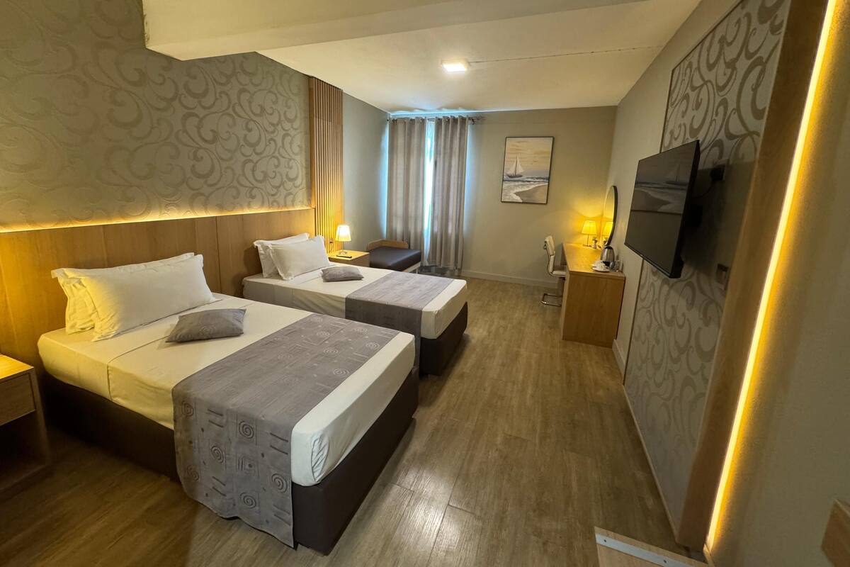 Quarto casal ou duplo luxo | Cofres nos quartos, ferros/tábuas de passar roupa, Wi-Fi, roupa de cama