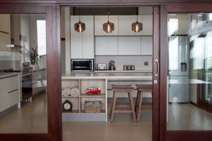 Um frigorífico, um micro-ondas, um forno, uma placa de cozinha 