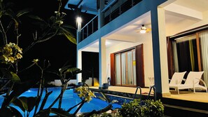 Cofre no quarto, com mobília individualizada, secretária 
