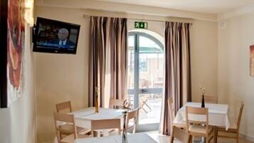 Pequenos-almoços, almoços, jantares servidos, junto à piscina