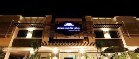 Fachada do alojamento (tarde/noite)