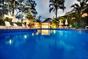 Piscina externa, espreguiçadeiras