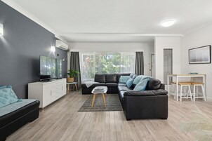 Apartamento, 1 cama King, vista para o jardim | Área de estar | TV LCD 48 polegadas com canais digitais, TV, DVD player
