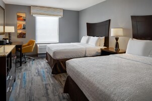 Secretária, cortinas/cortinados opacos, ferro/tábua de engomar 