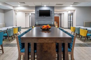 Café da manhã com buffet grátis todos os dias