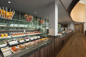 Pequeno-almoço completo diário mediante uma taxa