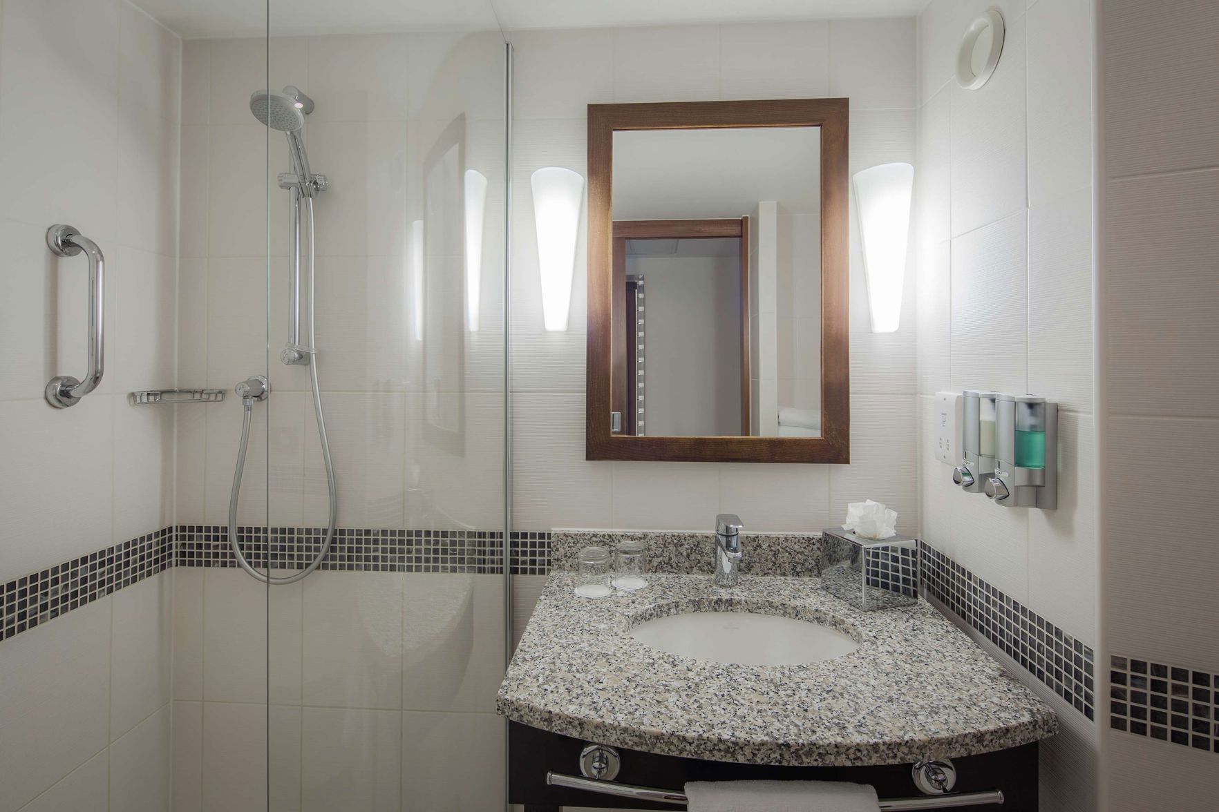 Casa de banho | Um polibã, artigos de higiene pessoal grátis, um secador de cabelo 
