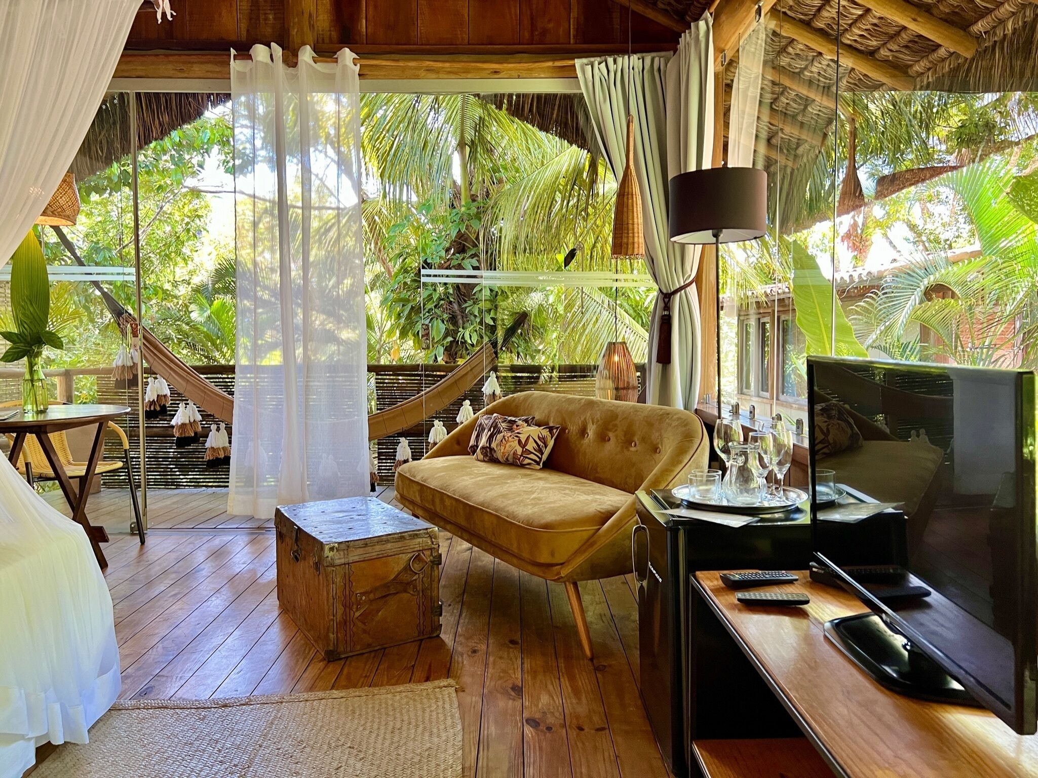 Bungalow | Minibar, cofre no quarto, com decoração personalizada, secretária 