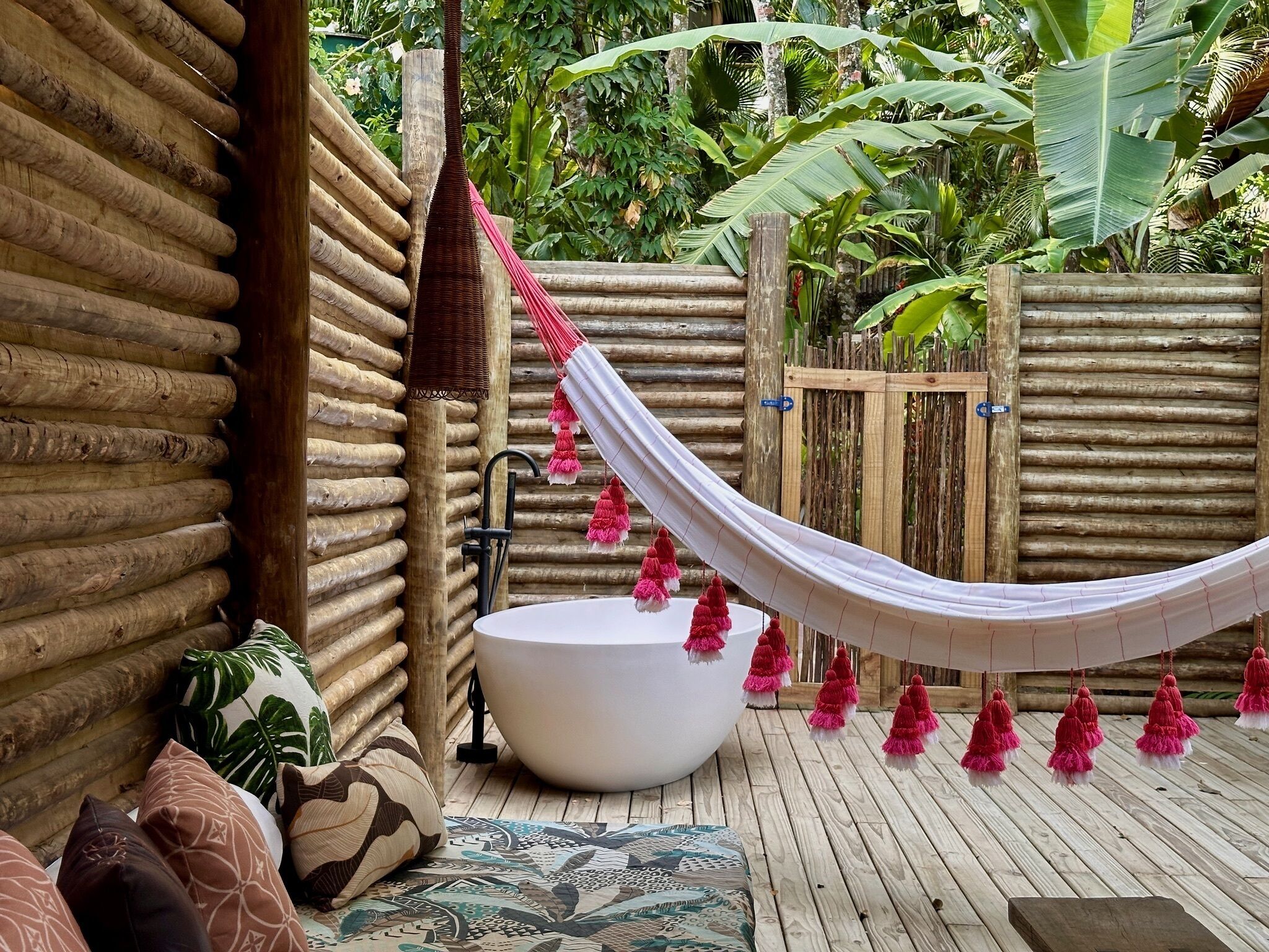 Quarto Superior | Casa de banho | Um polibã, artigos de higiene pessoal grátis, um secador de cabelo 