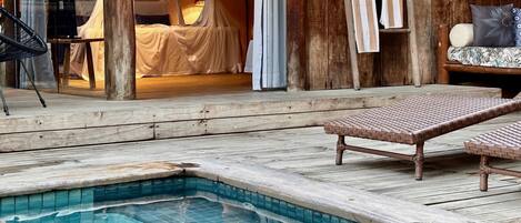 Mini SPA | Frigobar, cofres nos quartos, individualmente decorados, escrivaninha