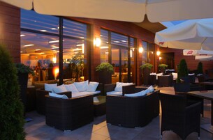 Pequenos-almoços servidos, com espaço para refeições ao ar livre