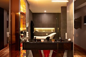 Produtos de toalete grátis, secador de cabelo, roupões de banho