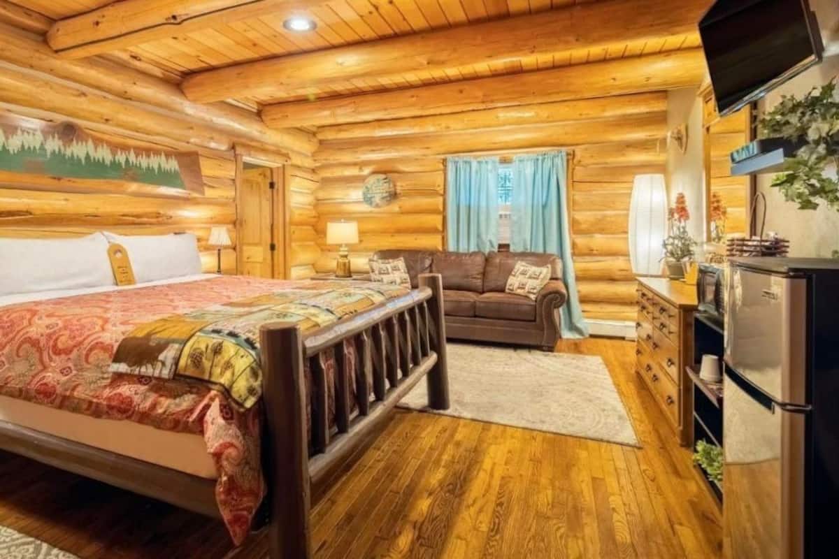 Quarto, 1 cama king-size e sofá-cama, não fumadores, frigorífico e micro-ondas | Cortinas/cortinados opacos, ferro/tábua de engomar, camas desdobráveis 