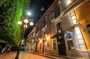 Fachada do alojamento (tarde/noite)