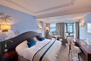 Quarto casal ou duplo, vista parcial para o mar | Roupas de cama premium, frigobar, cofres nos quartos, escrivaninha