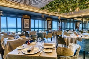 Serviço de café da manhã, almoço, jantar; vistas para a praia