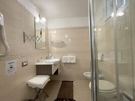 Quarto Duplo Comfort | Casa de banho | Um polibã, artigos de higiene pessoal grátis