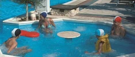 Piscina exterior, da(s) 9:00 à(s) 19:00, guarda-sóis, espreguiçadeiras