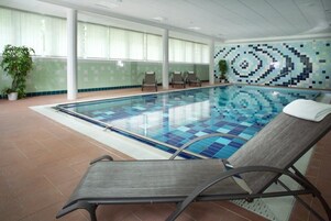 Piscina interior, guarda-sóis, espreguiçadeiras