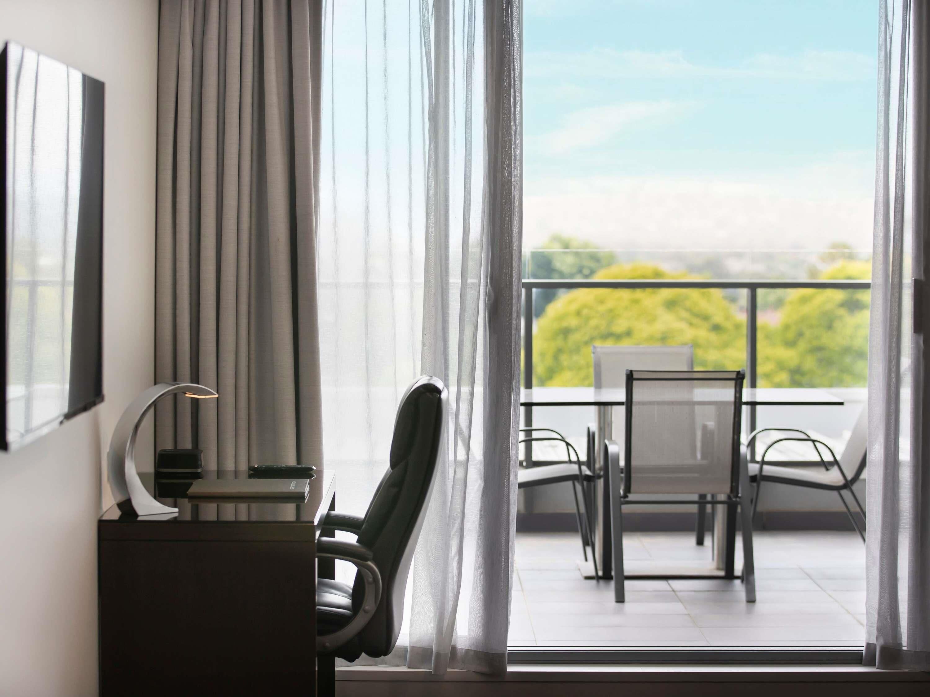 Roupa de alta qualidade, camas de colchão pillowtop, cofre no quarto 