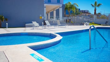 Piscina externa, funciona das 10h às 22h, espreguiçadeiras