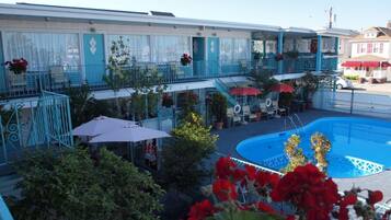 Piscina exterior sazonal, da(s) 10:30 à(s) 20:00, guarda-sóis