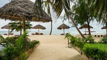 Uma praia privada, praia de areia branca, espreguiçadeiras