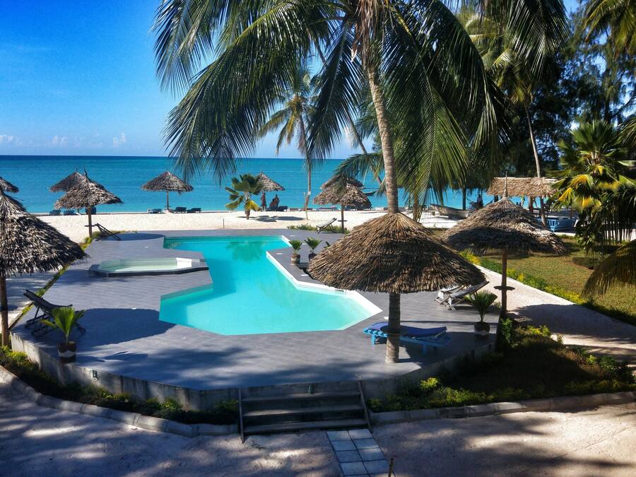 Uma praia privada, praia de areia branca, espreguiçadeiras