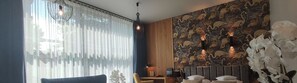 Quarto Familiar (Delux) | 1 quarto, com decoração personalizada, secretária 
