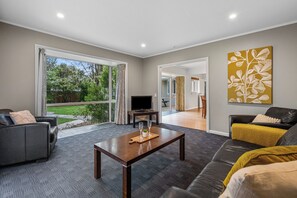 House - 4 Bedrooms | Sala de estar | Ténis de mesa 