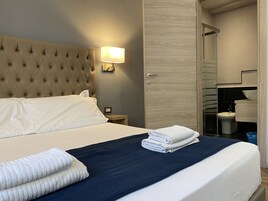 Quarto casal, banheiro privativo | Escrivaninha, cortinas blackout, Wi-Fi de cortesia, roupa de cama