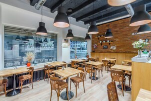 Café da manhã com buffet todos os dias (EUR 10 por pessoa) 