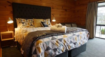 Estúdio | Cofres nos quartos, cortinas blackout, camas extras/dobráveis