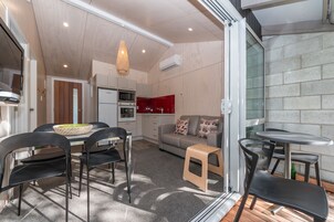 Apartamento, 2 quartos | Sala de estar | Televisor 