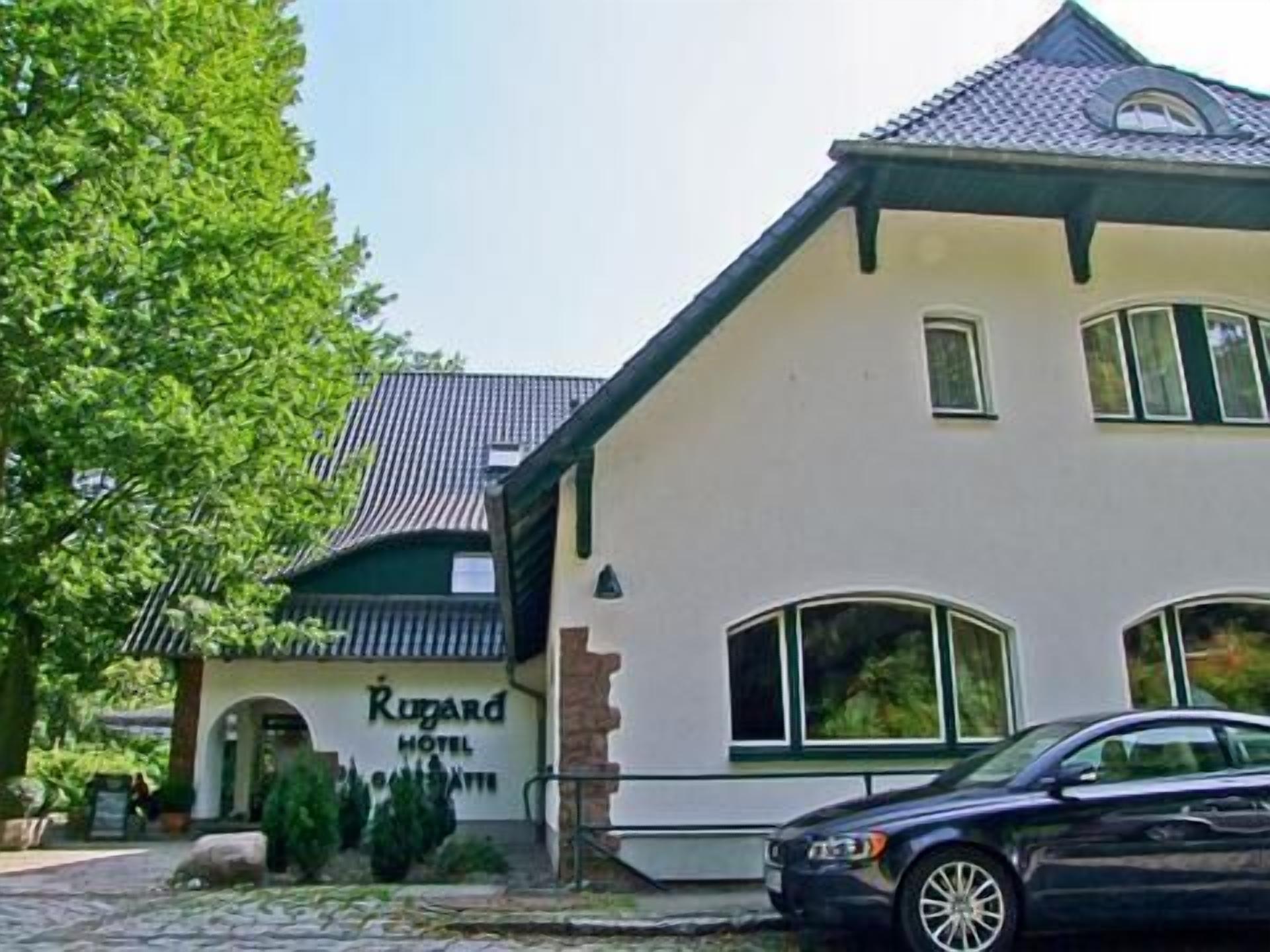 Um hotel com uma placa que diz 'Rugard Hotel'.