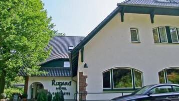 Um hotel com uma placa que diz 'Rugard Hotel'.