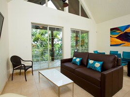 Loft, 2 quartos (2 Bathroom) | Sala | Televisor
