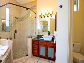 Loft, 2 quartos (2 Bathroom) | Casa de banho | Artigos de higiene pessoal grátis, toalhas fornecidas 