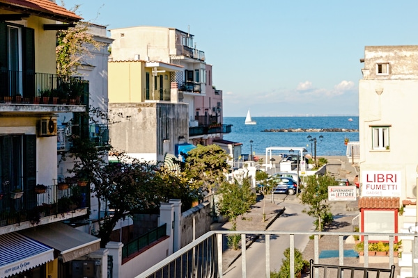 Quarto conforto, sacada | Cofres nos quartos, individualmente mobiliados, escrivaninha