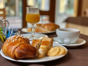 Café da manhã com buffet grátis todos os dias