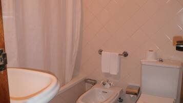 Quarto casal ou duplo clássico, 1 cama de casal ou 2 camas de solteiro, para não fumantes | Banheiro | Secador de cabelo, toalhas de banho